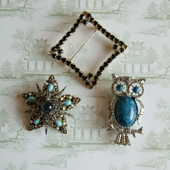 Blått - tre vintage brosjer - Epla