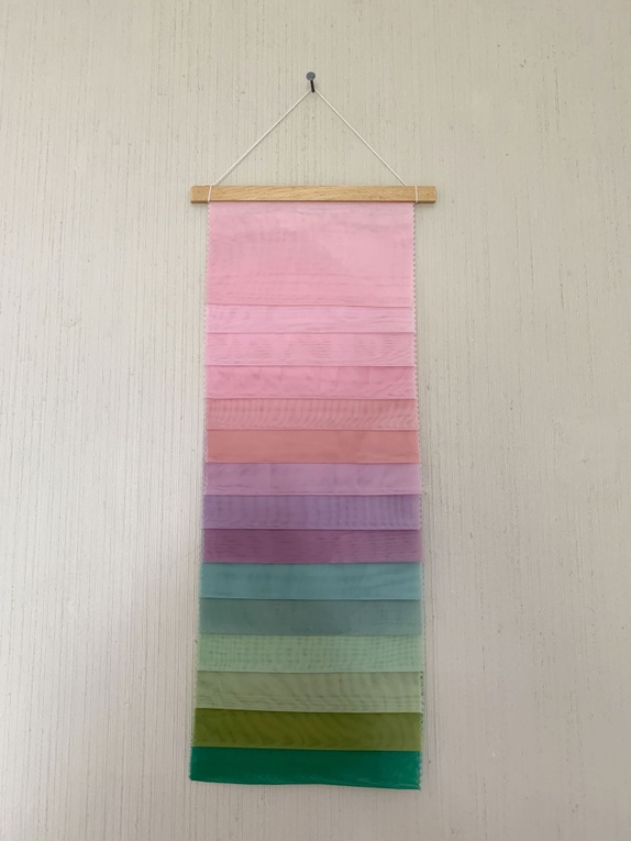 Pynt til vegg, veggdekor i regnbue farger - Epla