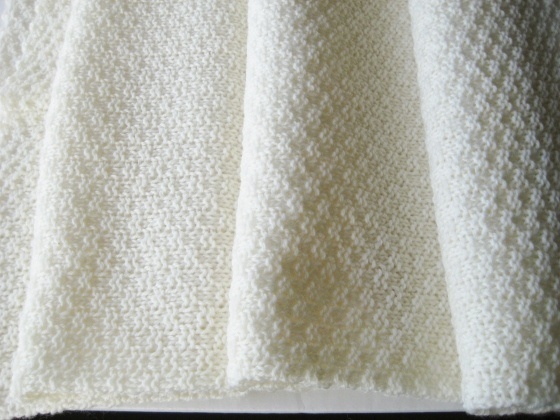 Handstrikka babyteppe - Epla