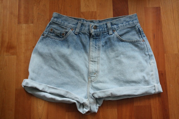 Høylivet, bleket dongerishorts fra Levis (vintage) - Epla