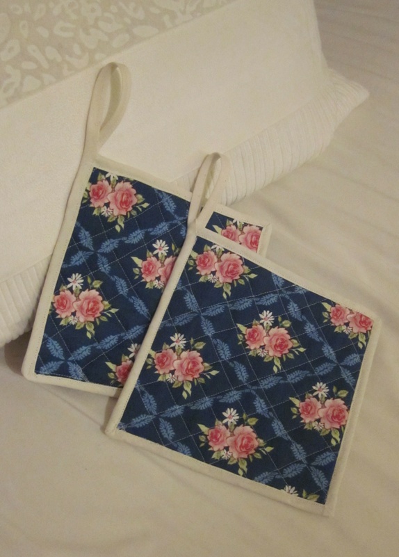 Grytekluter med Roser - Tilda stoff! SALG! (før 89,-) - Epla