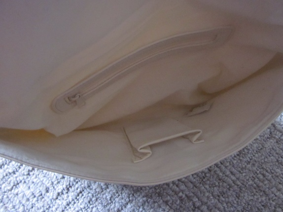 Stor kremhvit clutch veske med sløyfe. - Epla