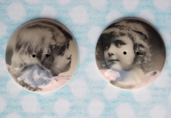 2 porselensknapper med bilde av søte små jenter. - Epla