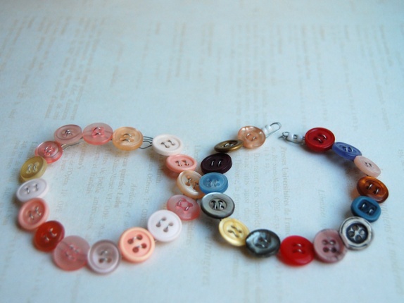 Gamle knapper på ståltråd. - Epla