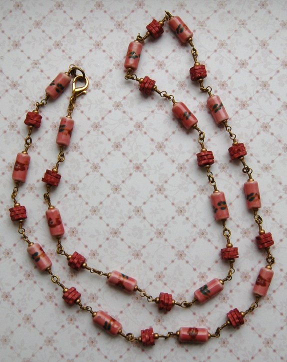 Langt kjede av keramikkperler. - Epla