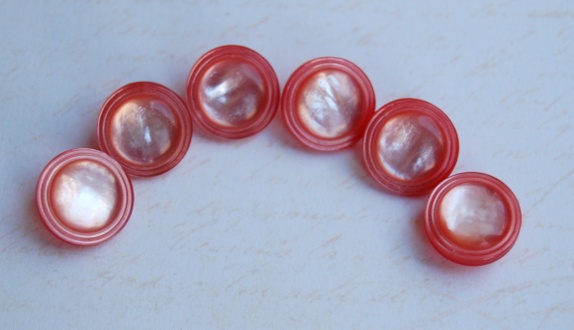 6 lakserosa knapper. - Epla