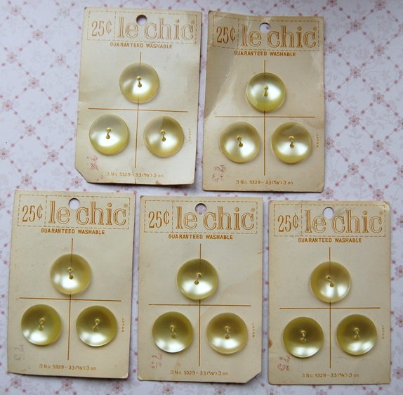 5 brett med gule knapper. - Epla