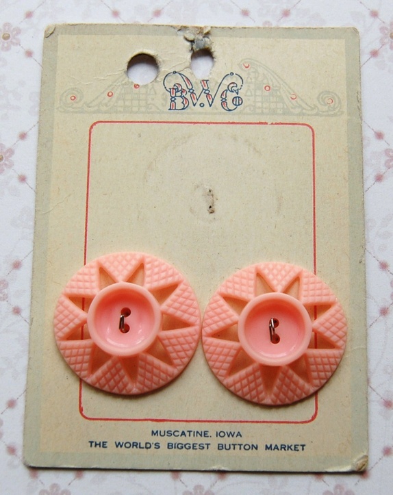 Brett med rosa knapper. - Epla