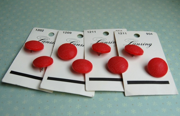 4 brett med røde knapper. - Epla