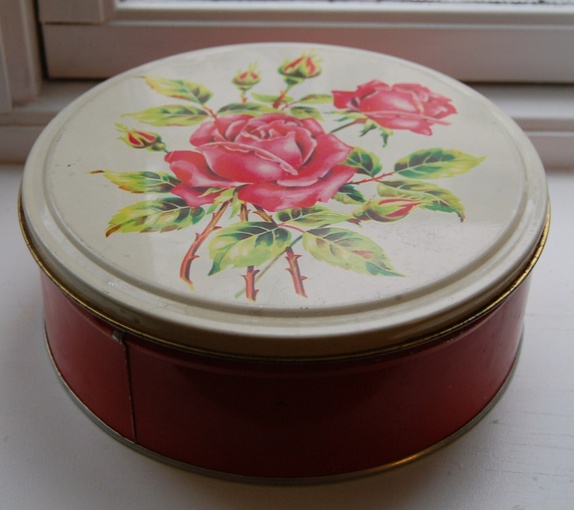 Kakeboks med rosemotiv. - Epla