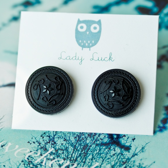 Nr. 136. Sorte knappeøredobber med fine detaljer - Epla