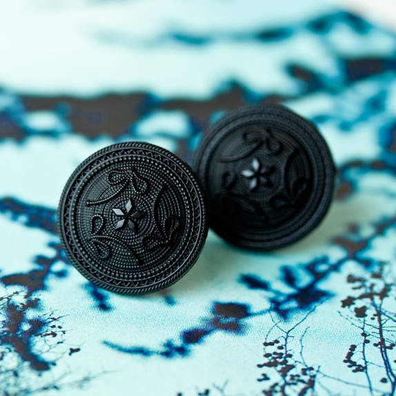 Nr. 136. Sorte knappeøredobber med fine detaljer - Epla