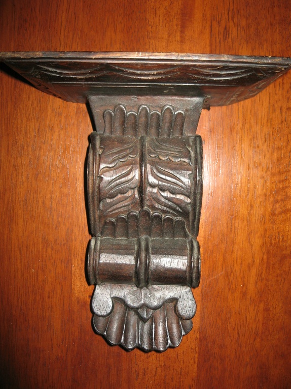 Rustikk hylle i tre med flotte utskjæringer, fra Bali - Epla