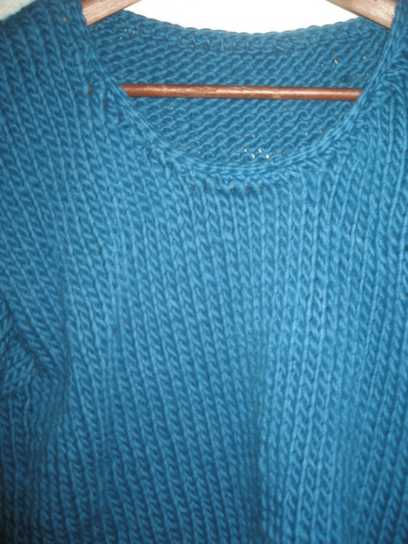 Kun 399,- Herlig, lun, lett og luftig genser i easy-ullgarn i petrolfarge, s- stor medium - Epla