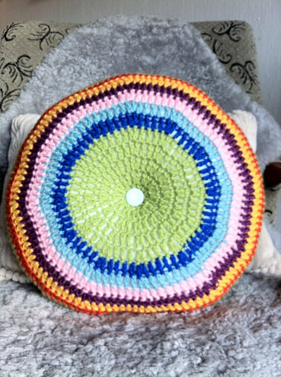 SOMMERSALG! Fargerik, rund pute. - Epla