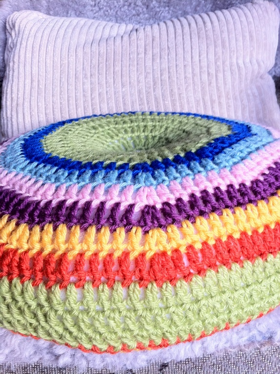 SOMMERSALG! Fargerik, rund pute. - Epla