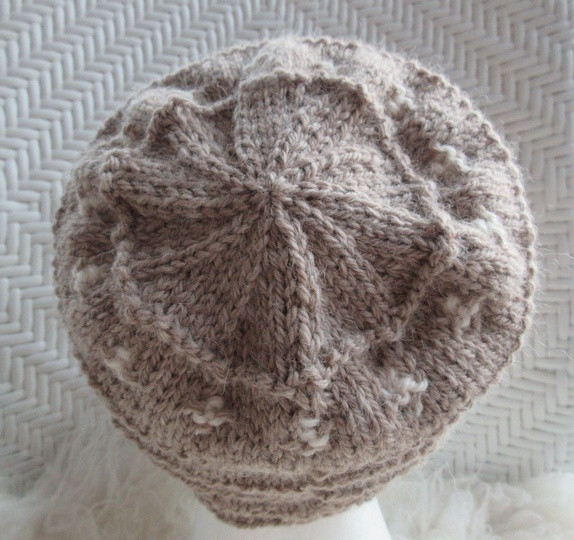 Beige lue med "dotter" i naturhvitt - Epla