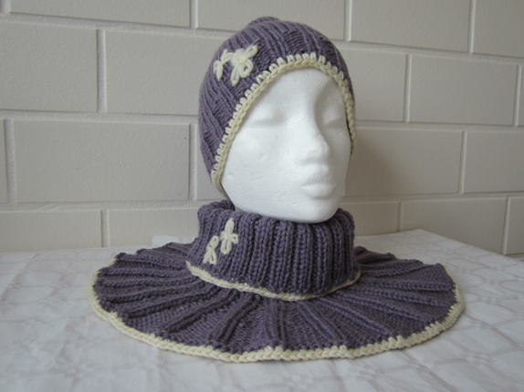 Strikket hals til dame i lilla og offwhite - Epla