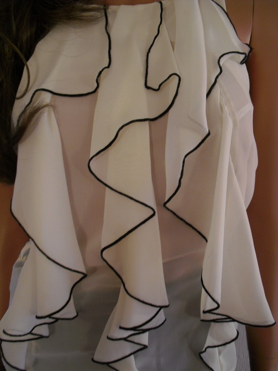 Hvit bluse med volanger - Epla