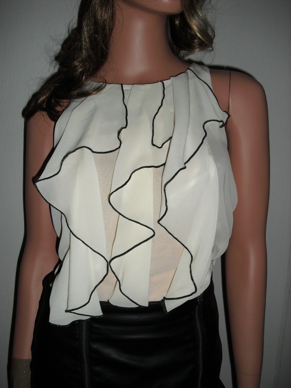 Hvit bluse med volanger - Epla