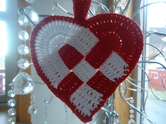 Salg på julevarer.Heklede julehjerter.Før 140. - Epla