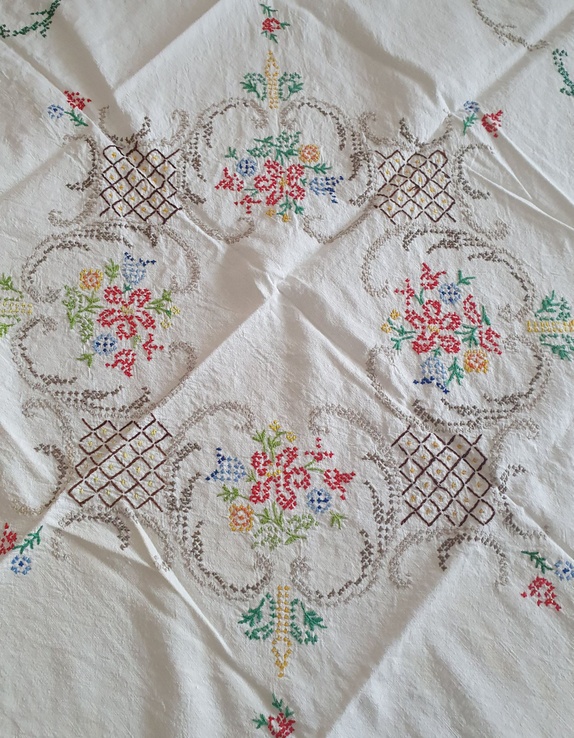 Vakker Vintage Håndbrodert duk. - Epla