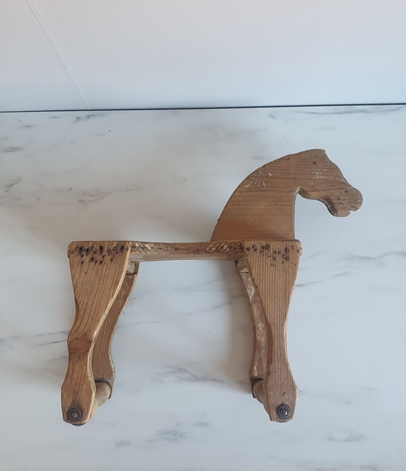 Gammel, nostalgisk trelekehest. Ruller. Venter på ny eier! - Epla