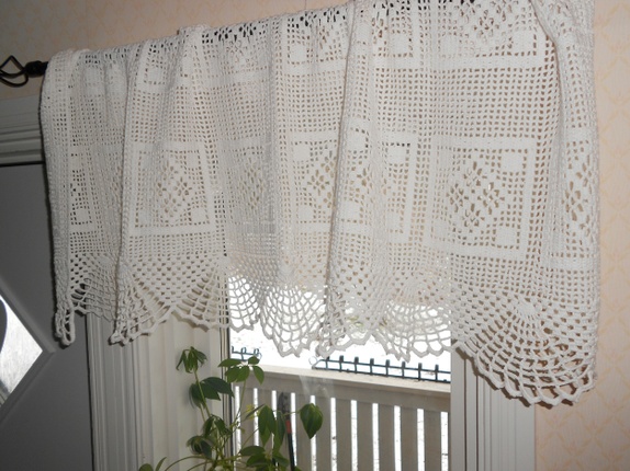 Flott, Eldre, Heklet, hvit gardinkappe. - Epla