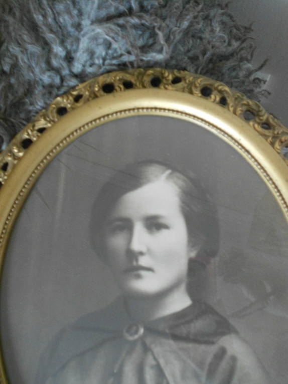 Nedsatt!! Fra ca 1900.. Meget vakker og unik stor oval treramme belagt m/ gullmaling m/ alvorlig ...