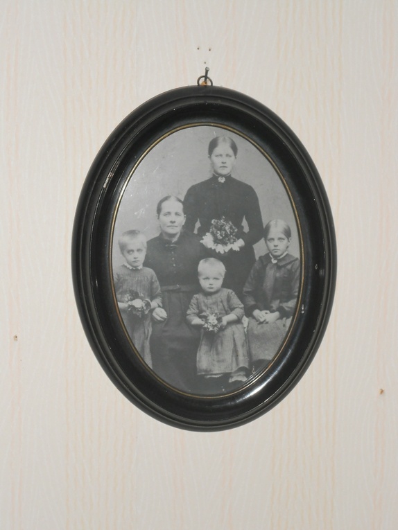 TILBUD! Flott, Antikt bilde i orginal oval ramme. - Epla