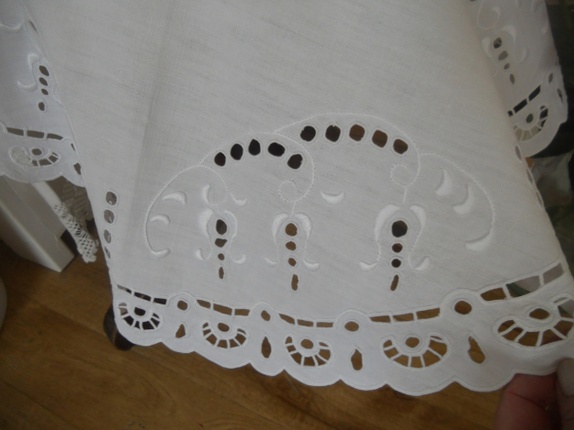 Vakker Håndbrodert Rund hvit LinDuk.. - Epla