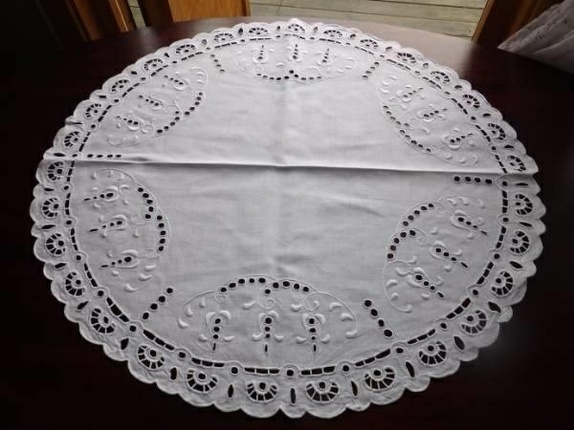 Vakker Håndbrodert Rund hvit LinDuk.. - Epla