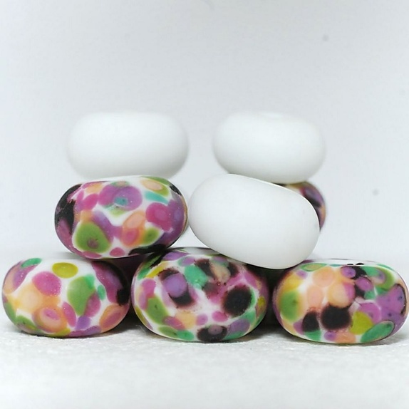 Sett med 11 lampworkperler eller muranoglasskuler - Epla