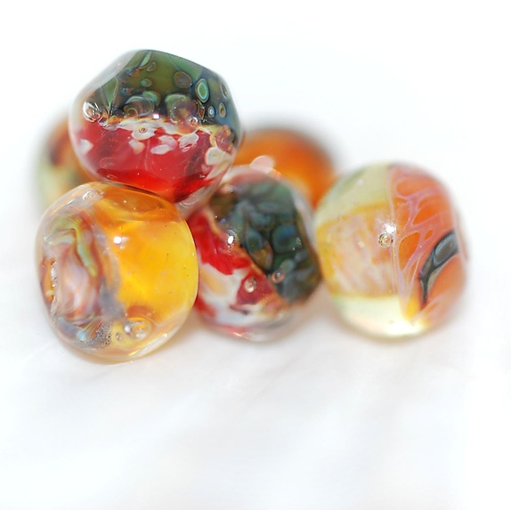 Sett til å lage 3 par øredobber eller 6 borosilikat lampworkperler, muranoglasskuler ...