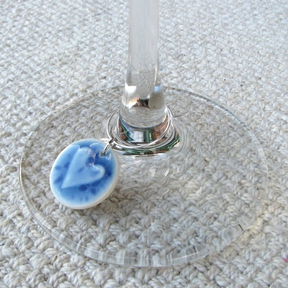 Seks håndlagde charms til vinglass - Epla