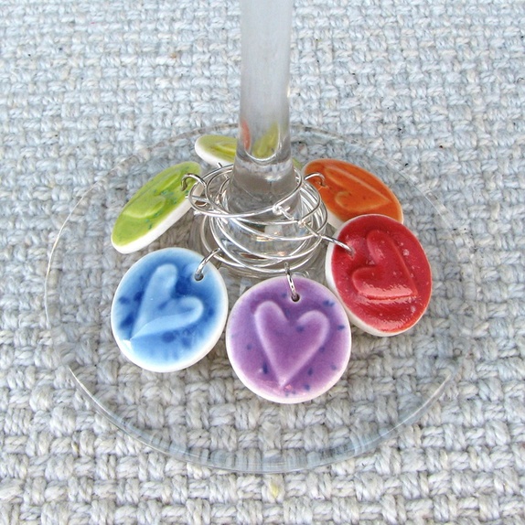 Seks håndlagde charms til vinglass - Epla