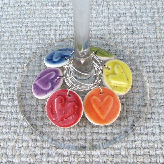 Seks håndlagde charms til vinglass - Epla