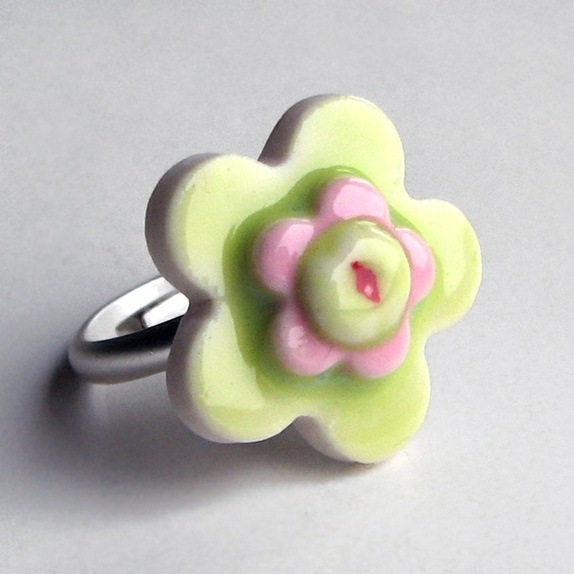 Liten porselensblomst (ring) - Epla