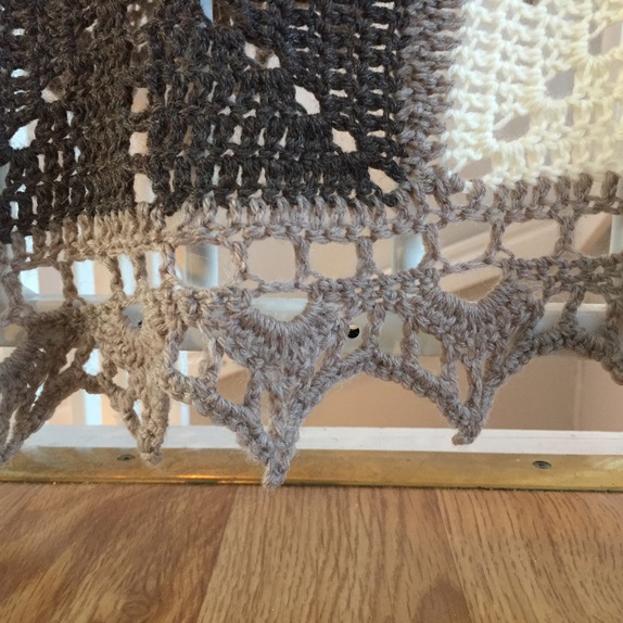 Babyteppe i hvitt og brunt - Epla