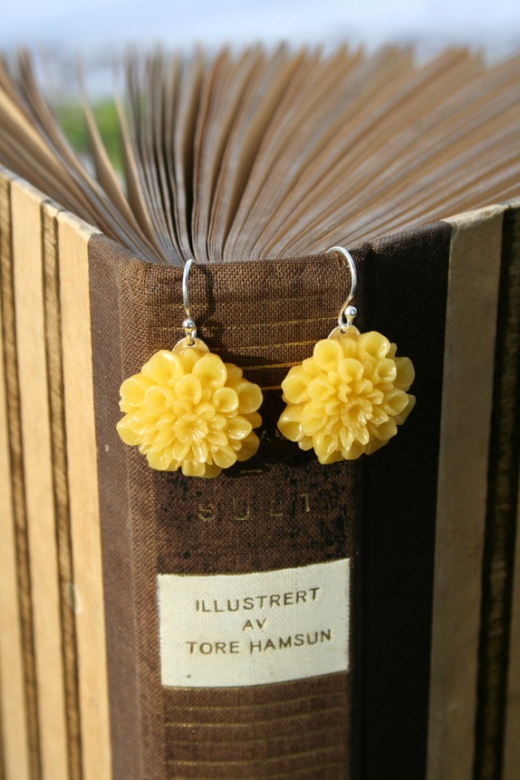 Store gule blomster, av hardplast og sterling sølv. - Epla