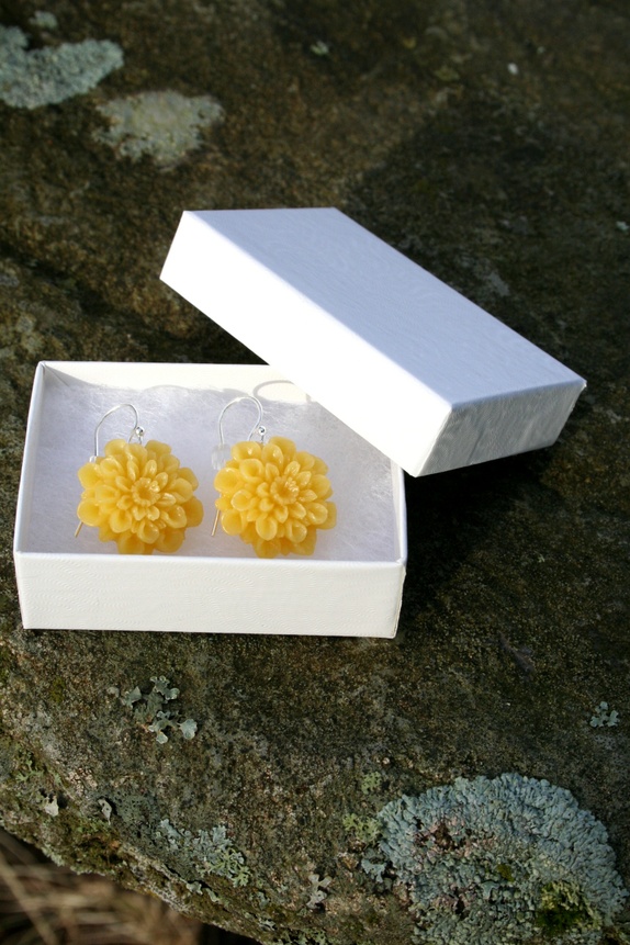 Store gule blomster, av hardplast og sterling sølv. - Epla