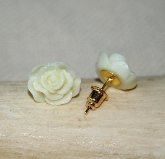 Kremhvit - øredobber av resin, med forgylt bakdel (14x12mm) - Epla