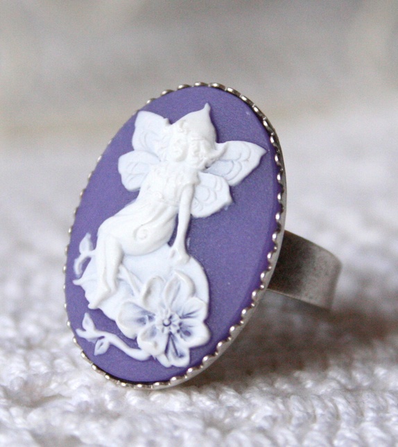 *Lille Alv* - Lilla og hvit kamè på ring (18x25mm) - Epla
