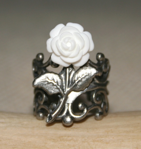 Hvit blomst på filigran ring. - Epla