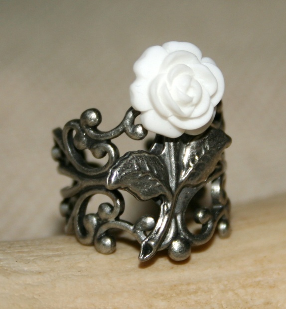 Hvit blomst på filigran ring. - Epla