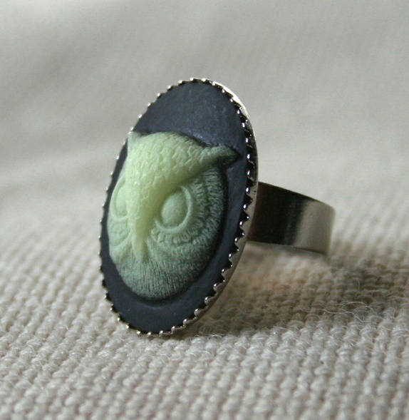 *Ugle* - kamè i sort og elfenben på sølvfarget ring (18x25mm) - Epla