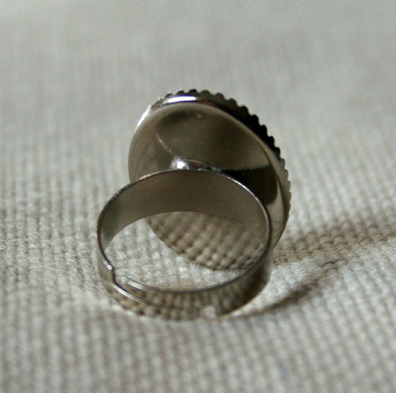 *Ugle* - kamè i sort og elfenben på sølvfarget ring (18x25mm) - Epla