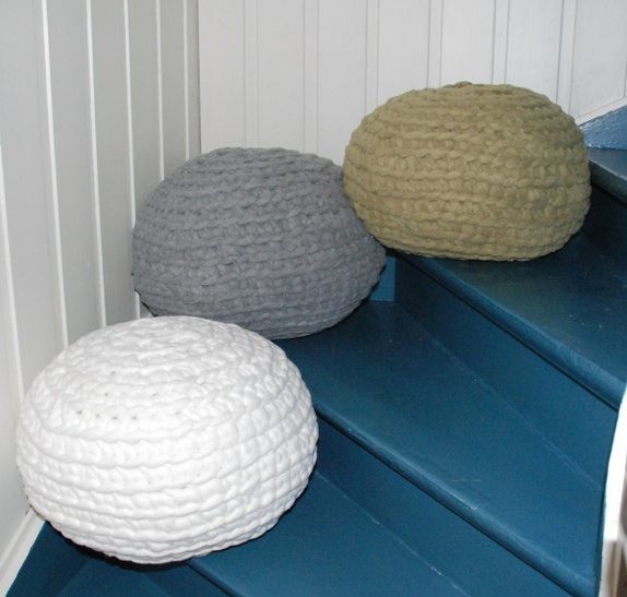 SALG! -40% Før kr 800,- Superlekker heklet hvit puff! - Epla