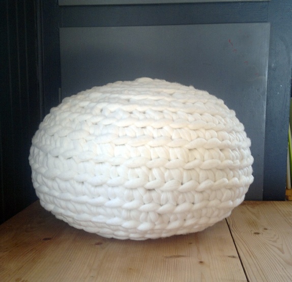 SALG! -40% Før kr 800,- Superlekker heklet hvit puff! - Epla