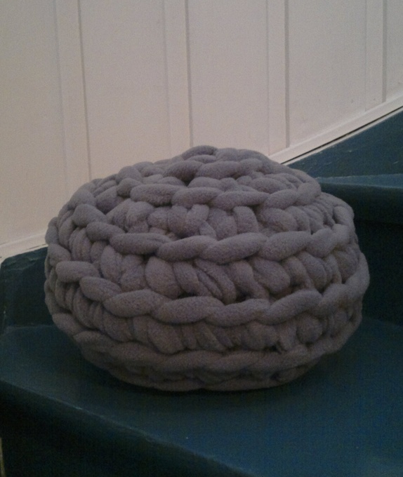 SUPERSALG -60% FØR KR 360. Søt liten puff i mellomgrå farge - Epla